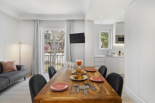 Superior Two Bedroom Apartment | Cozinha privada | Um frigorífico/congelador grande, um micro-ondas, um forno 