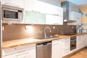 Duplex premium | Cozinha privada | Geladeira, micro-ondas, fogão, cooktop