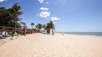 Na praia, areia branca