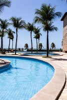 2 piscinas exteriores 