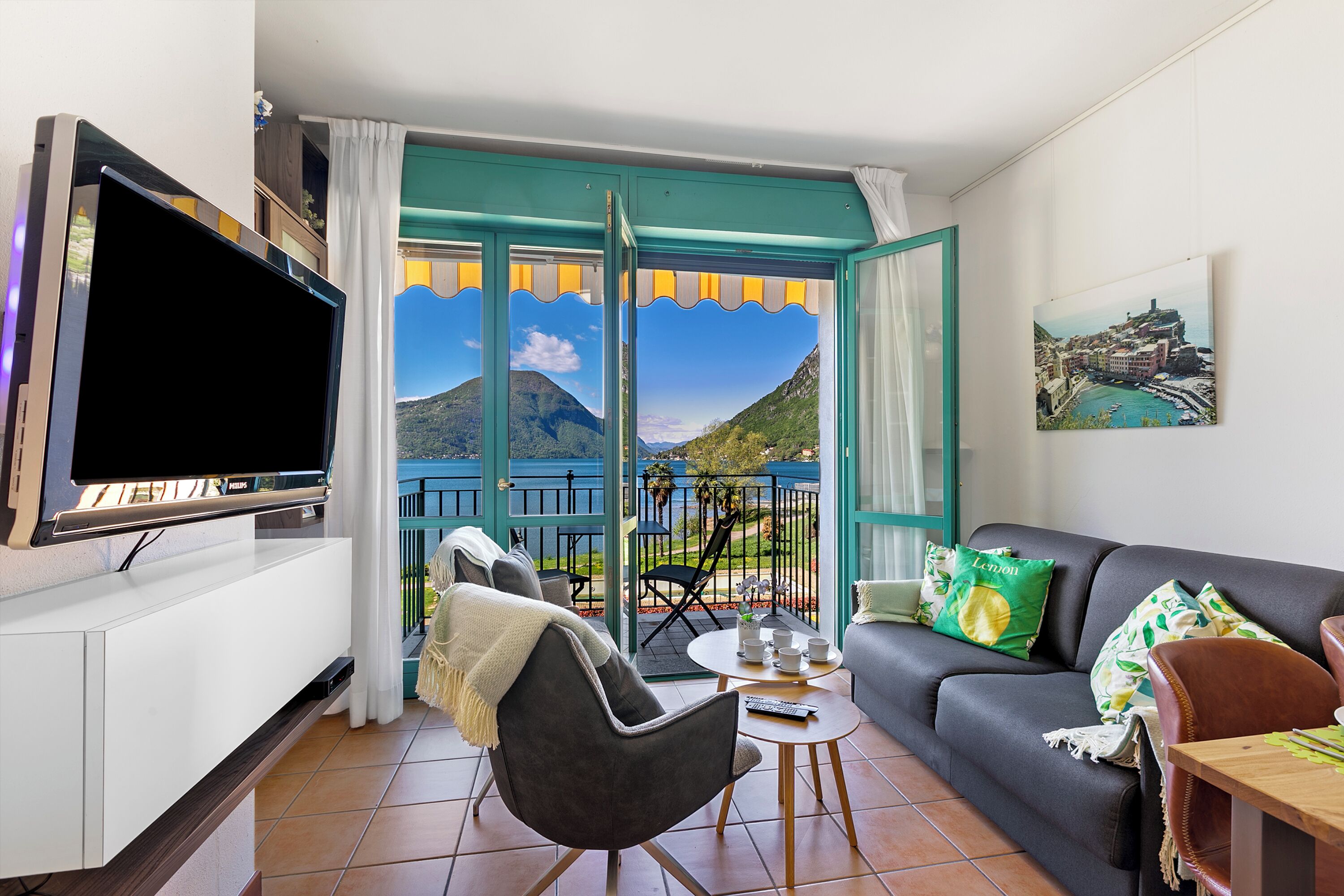 Apartamento standard, vários quartos, ao lado da praia (PL-Palazzo 2 bedroom Lake Deluxe) | Área de estar | TV 21 polegadas com canais via satélite