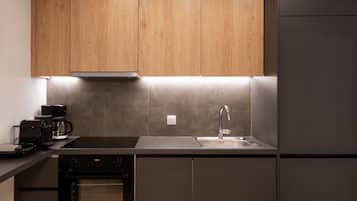 Apartamento Superior | Cozinha privada | Um frigorífico, um micro-ondas, um forno, uma placa de cozinha