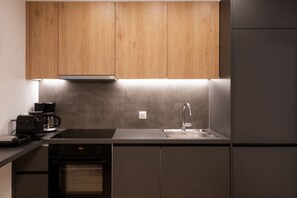 Apartamento Superior | Cozinha privada | Um frigorífico, um micro-ondas, um forno, uma placa de cozinha 