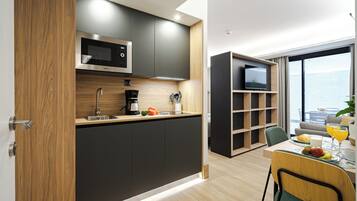 Estudio Planta Baja con Terraza | Cozinha privada | Frigobar, micro-ondas, cooktop, torradeira