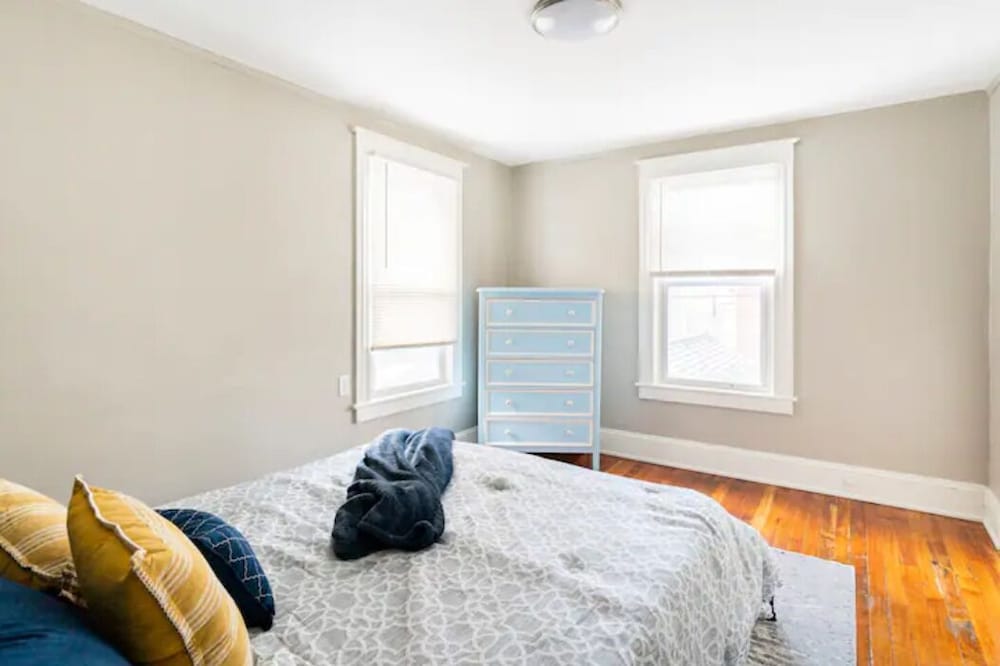 Your Perfect Retreat Awaits: Comfortable Haven In The Heart Of Convenience! - Rochester, NY