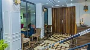 Um interior moderno com escada, piso estampado e parede de madeira.