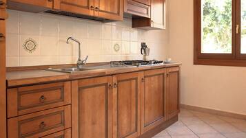 Uma placa de cozinha, utensílios de cozinha