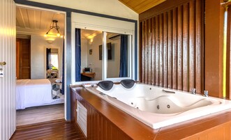Quarto Deluxe, 1 cama de casal, banheira de hidromassagem, vista para o oceano | Banheira de hidromassagem privativa