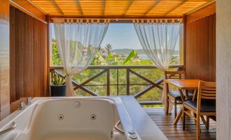 Quarto Deluxe, 1 cama de casal, banheira de hidromassagem, vista para o oceano | Banheira de hidromassagem privativa