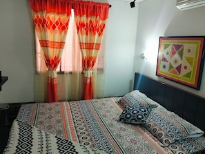 Quarto Duplo Deluxe | Roupa hipoalergénica, edredões de penas, camas de colchão viscoelástico 