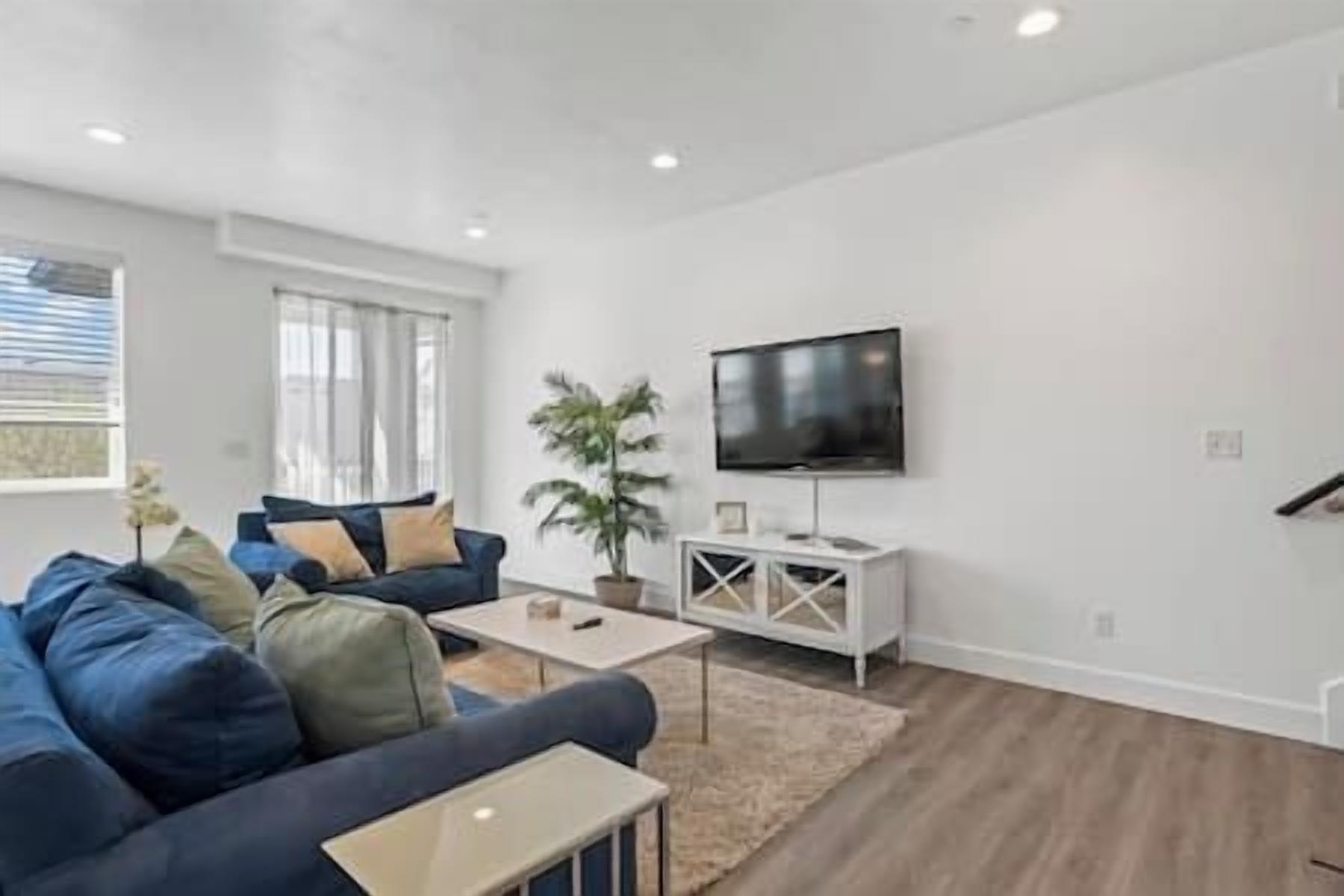 Deluxe Townhouse W/2 Car Garage, Work Or Family! - Loveland Living Planet Aquarium, Draper