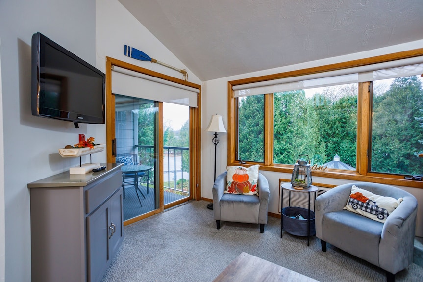 Ephraim Gem | Balcony Views + Walk To Waterfront, Shops & Dining - Pebble Beach, Sister Bay