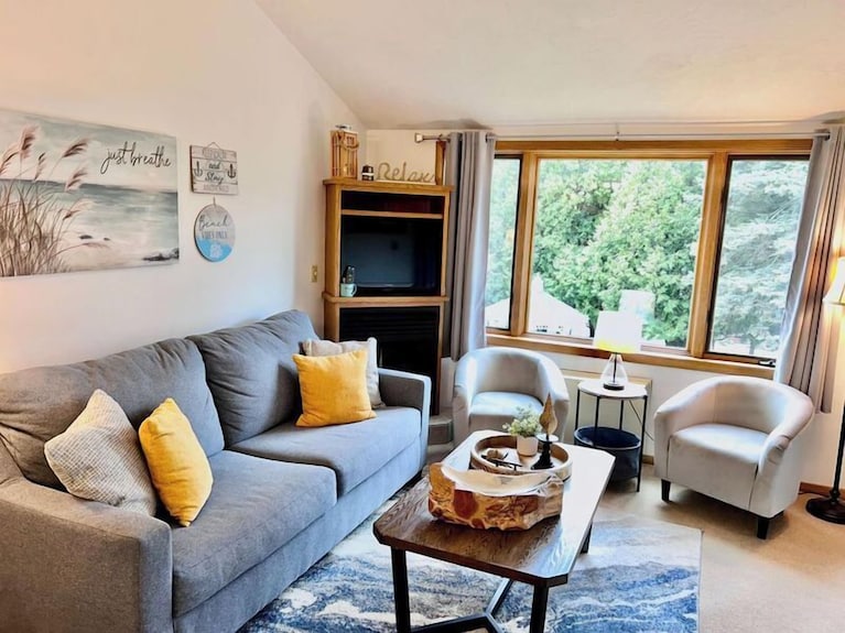 Balcony Views, Walk To Waterfront And Popular Shopping And Restaurants - Egg Harbor, WI