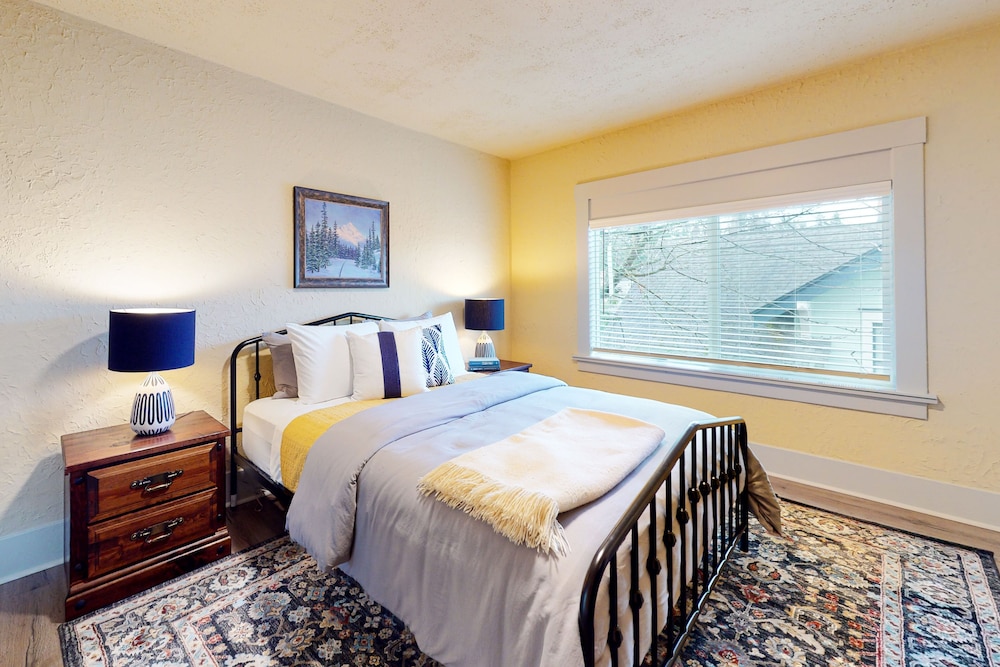 Dog-friendly Turn-of-the-century Home In Old Town Near The Bay - Tacoma, WA