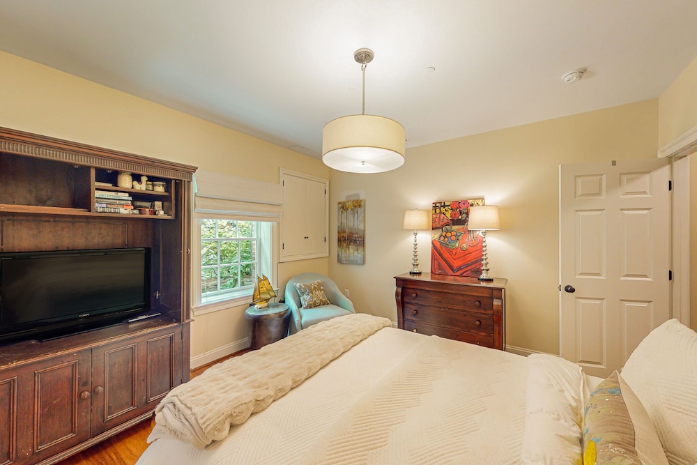 3-story Home Near River With Patio, Firepit, Ping-pong, Grill And Wood Fireplace - Annapolis, MD