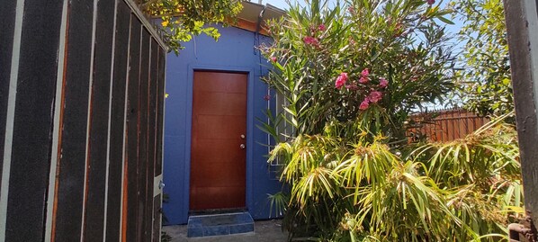 Roupa hipoalergénica, com decoração personalizada