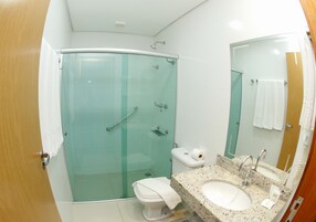 Quarto | Casa de banho | Toalhas fornecidas, sabão, champô, papel higiénico 