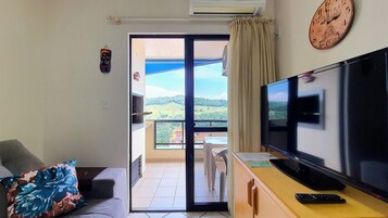 Apartamento tradicional, 1 quarto, sacada, vista para a montanha | Área de estar | TV de tela plana 40 polegadas com canais a cabo, TV