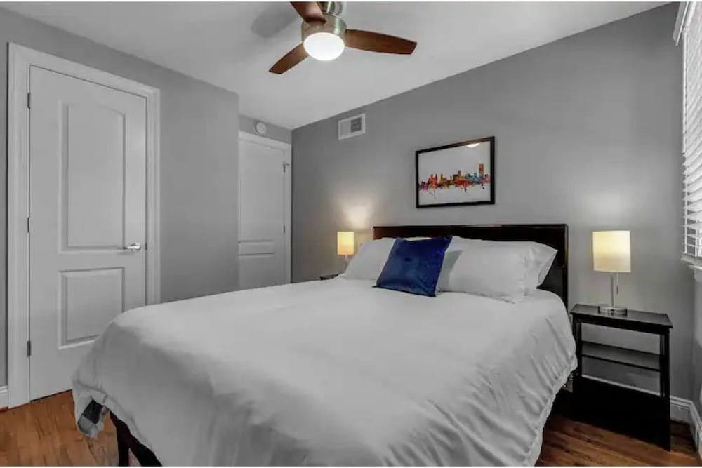 Meticulous Main St Ranch 3 Bd Lux Apt Front Unit - Akron, NY