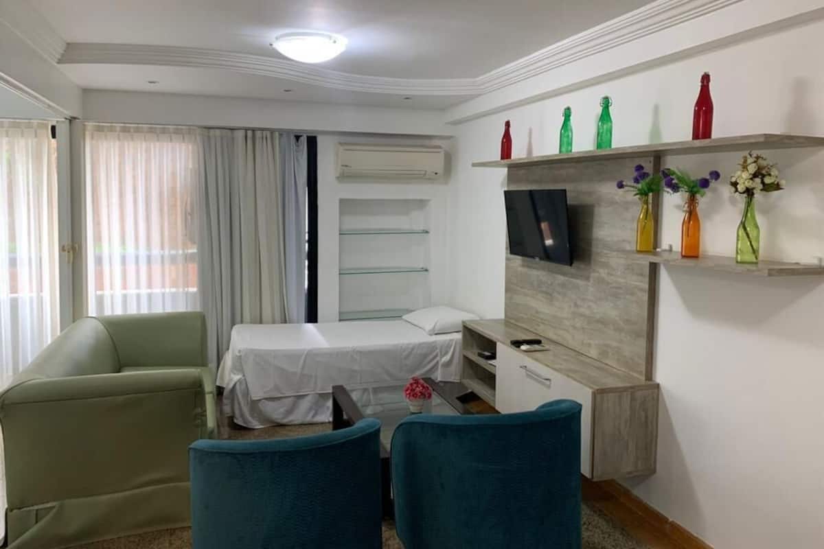 Apartamento, 2 quartos | Área de estar | TV