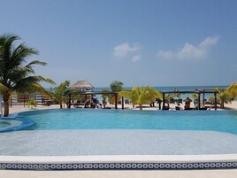 Uma praia privada nas proximidades, praia de areia branca 