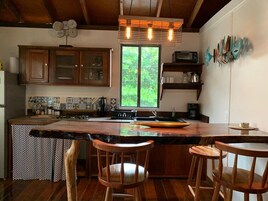 Apartamento Panorâmico, 2 quartos, vista para o mar, junto à praia | Roupa hipoalergénica, minibar, com decoração personalizada 