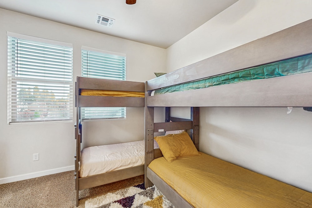 Amicable House With Fireplace, Washer/dryer, Full Kitchen, Gas Grill, & Patio - Flagstaff, AZ