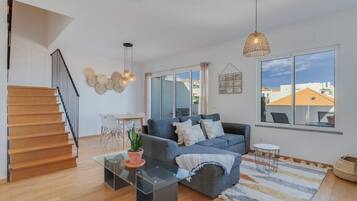 Apartamento superior | Sala de estar | TV 32 polegadas com canais a cabo