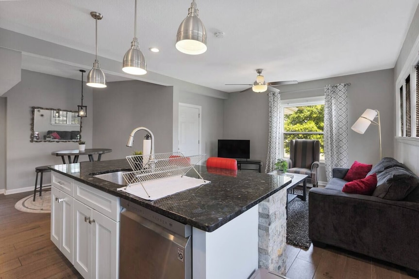 Spacious 5 Bedroom Duplex In Kansas City! 65/66 - Kansas City