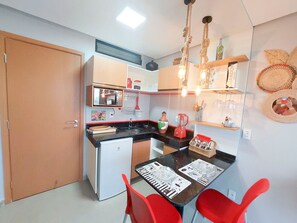 Apartamento família | Cozinha privada | Geladeira, micro-ondas, talheres/pratos/utensílios de cozinha