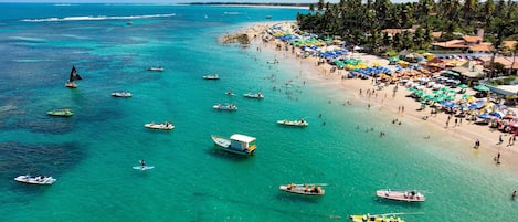 Na praia, areia branca