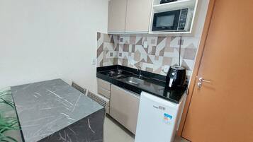 Apartamento básico | Cozinha privada | Geladeira, micro-ondas, talheres/pratos/utensílios de cozinha