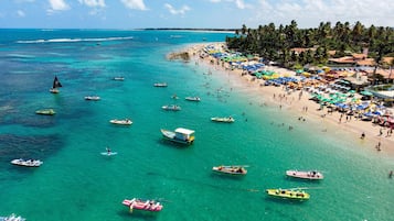Na praia, areia branca