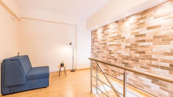 Apartamento design | Escrivaninha, cortinas blackout, ferros/tábuas de passar roupa