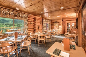 2 restaurantes: opção de café da manhã, almoço e jantar