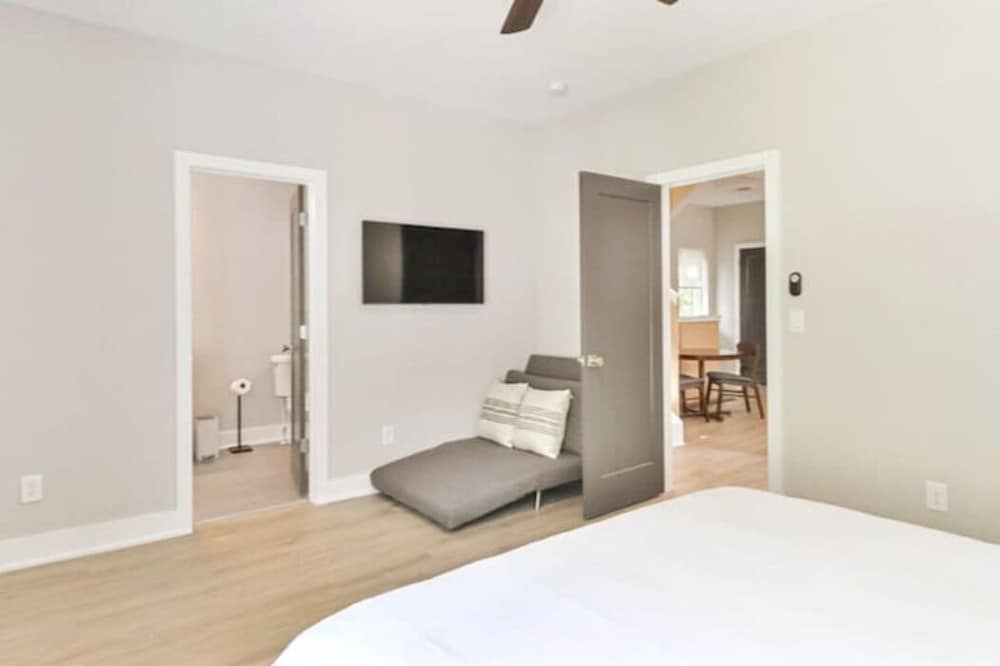 New Modern Home - 5 Min Walk To Georgia Tech, Sleep 14 - Atlanta, GA