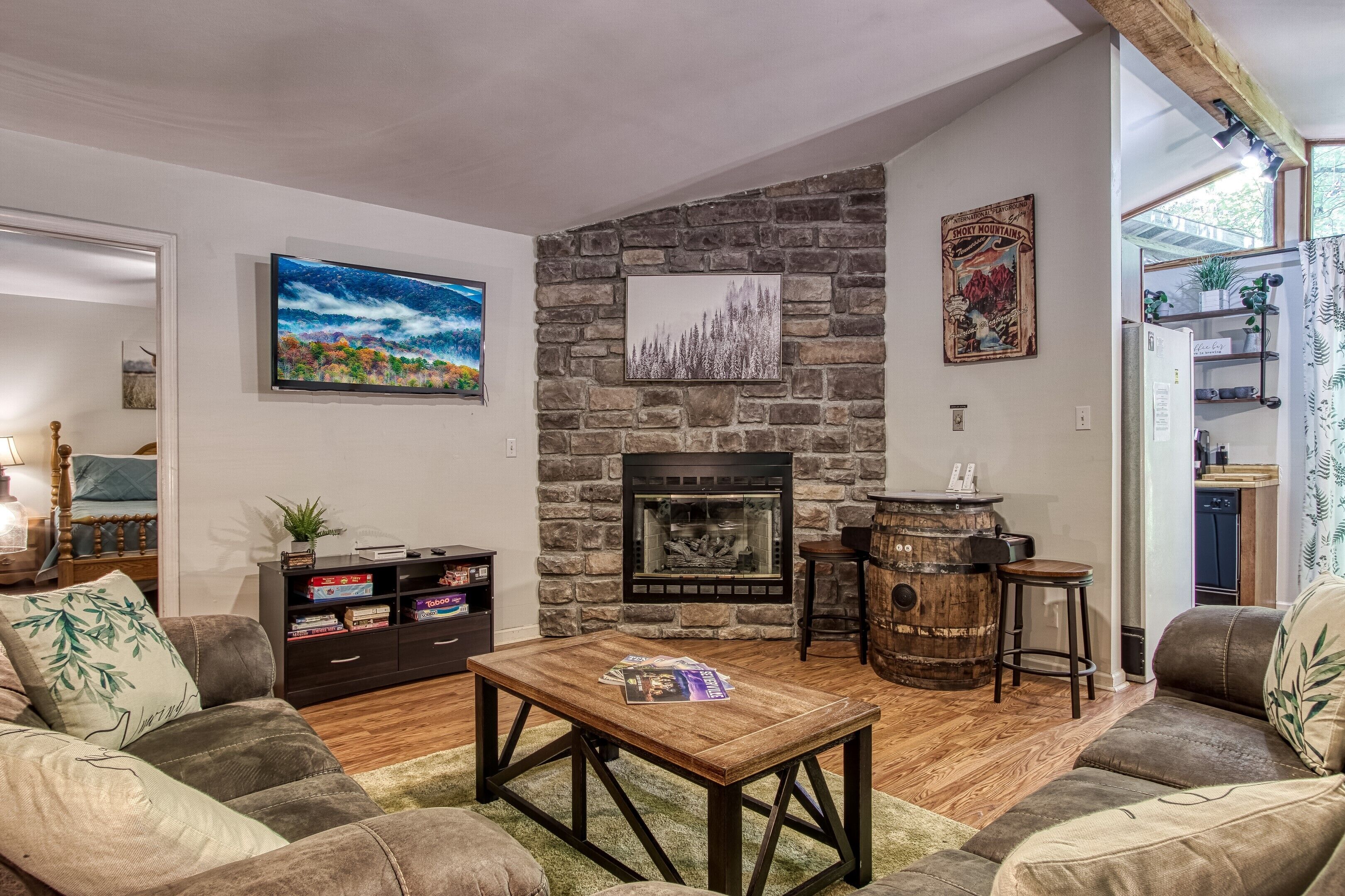 2bd Central Location! Hot Tub! Fishing Pond! - Tennessee