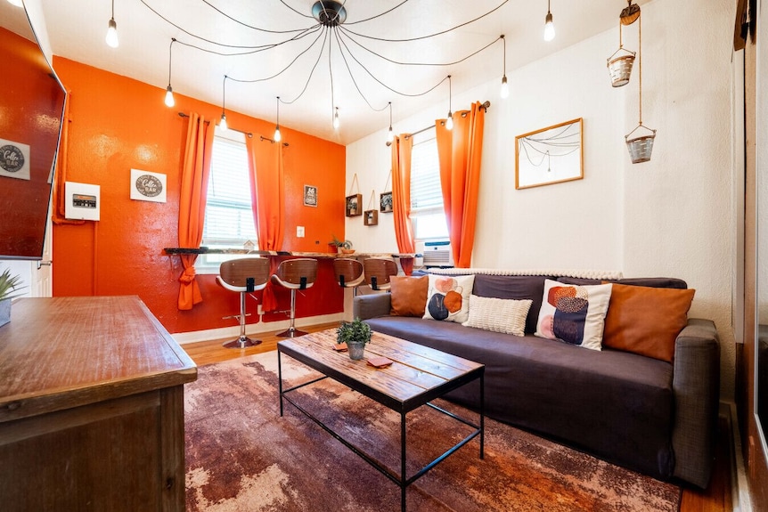 Chic 1br Stay | Walk To Uofa - Casino Del Sol