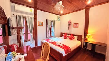 Quarto Duplo Deluxe | Minibar, com decoração personalizada, secretária