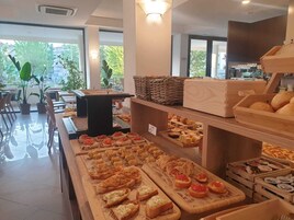 Pequeno-almoço tipo buffet diário (8 EUR por pessoa) 