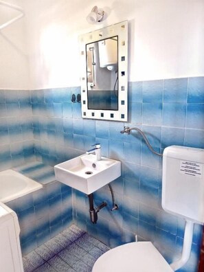 Apartamento Comfort | Casa de banho | Um secador de cabelo, sabão, papel higiénico 