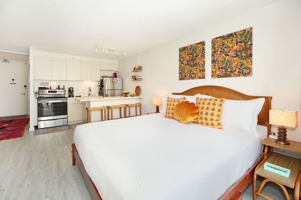 Fully Renovated Studio In Heart Of Waikiki! Kitchen, Parking, Pool, And More! - Honolulu, HI