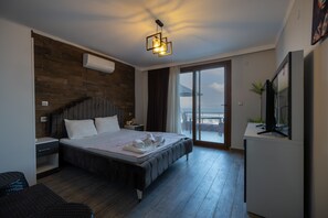 Superior Room with Pool View | Roupas de cama premium, roupa de cama