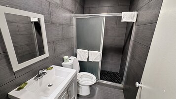 Quarto, 2 camas queen-size, fumadores | Casa de banho | Artigos de higiene pessoal grátis, toalhas fornecidas