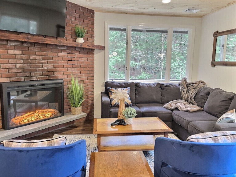 Bearhaus-fireplace, Huge Indoor Hot Tub, Sleeps 14 - Vermont
