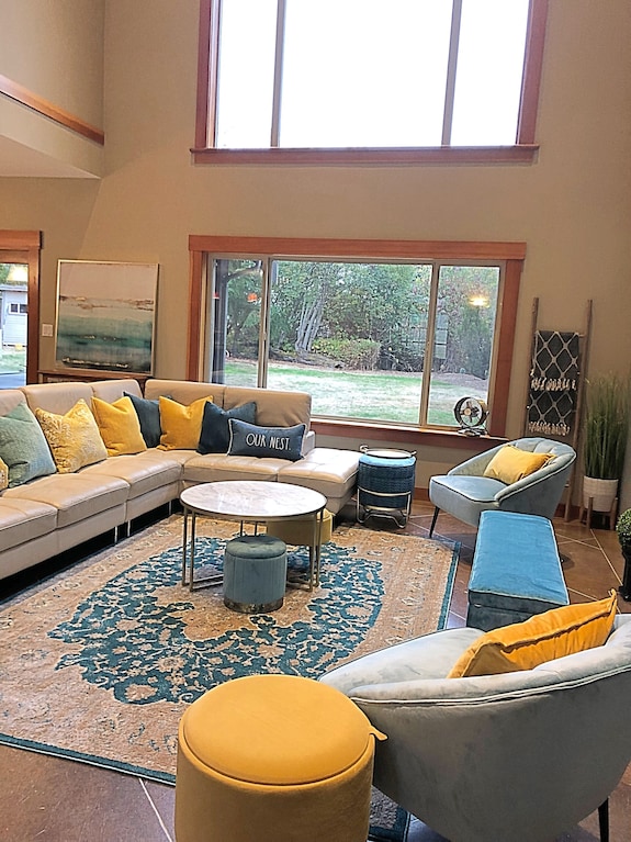 Modern Farmhouse (Lower Floor Only) With Hot Tub And Games Room - Sidney