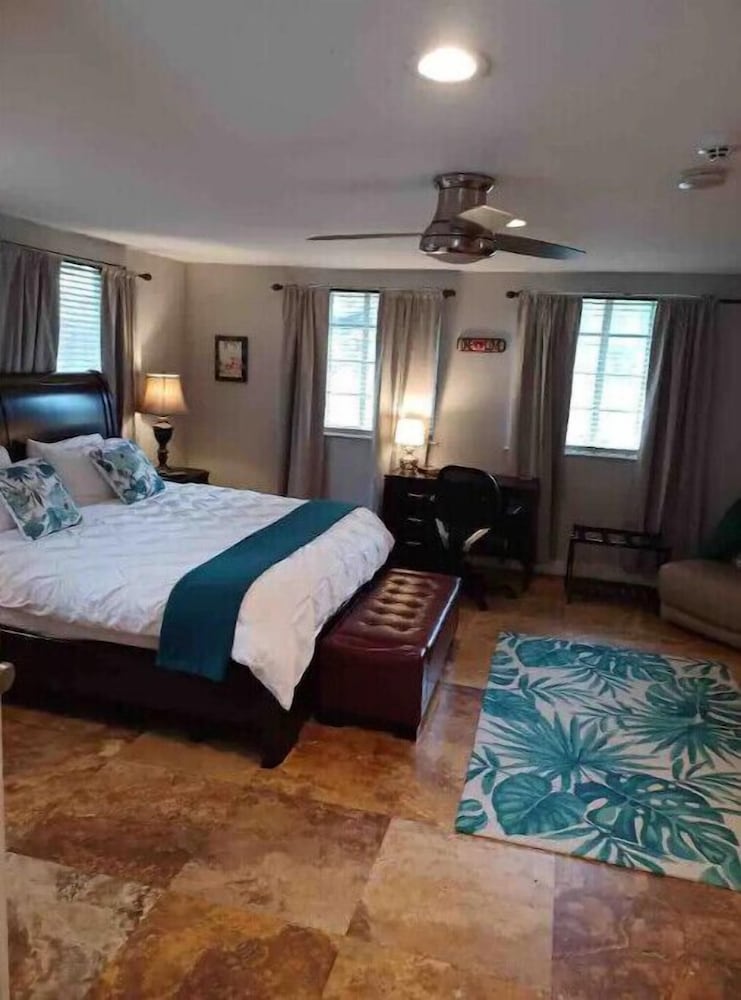 It’s Always Summer Here! Tropical Vibes With Heated Pool, Pets Welcome! - Fort Lauderdale