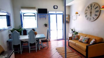 Apartamento básico, 1 quarto, para não fumantes | Área de estar | TV de tela plana 70 cm com canais a cabo, TV, DVD player