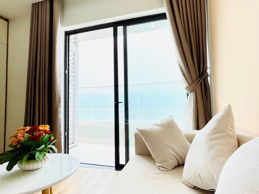 Apartamento Panorâmico, 2 quartos, varanda, em frente ao mar | Sala de estar | Televisor de ecrã plano de 55 polegadas com canais por cabo, televisor