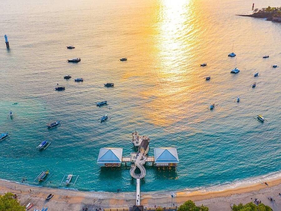 Na praia, praia de areia branca